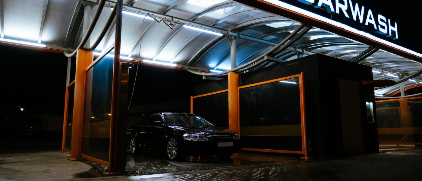 Jak efektywnie korzystać z usług myjni bezdotykowej? Oto poradnik